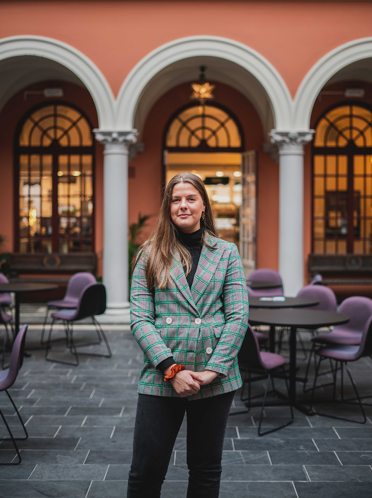 Caroline tar en bachelor i ledelse og servicestrategi